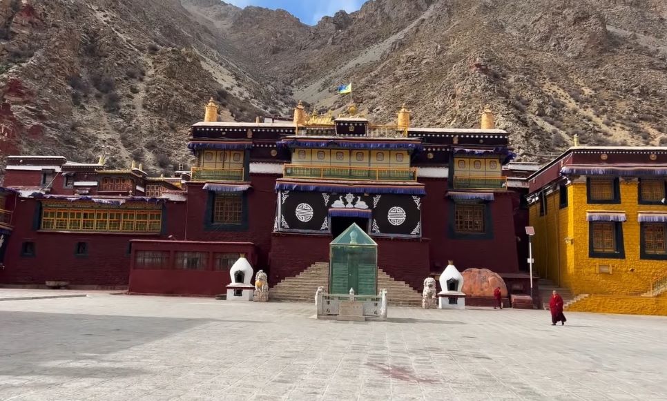 Tibetan Views: Tsurphu Monastery Near Llasa | Boomers Daily