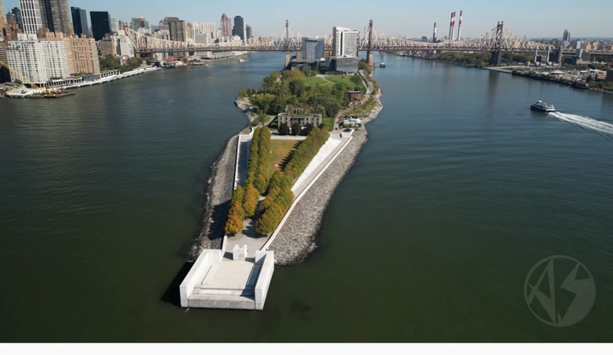 Aerial Views: Roosevelt Island, New York (4K) | Boomers Daily
