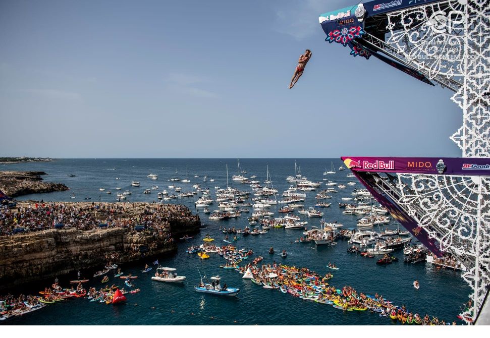 Extreme Sports: 360° Views Of Cliff Diving In Mexico | Boomers Daily