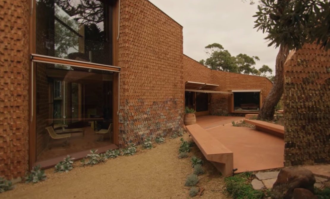 Australia Design: Burnt Earth Beach House Tour | Boomers Daily